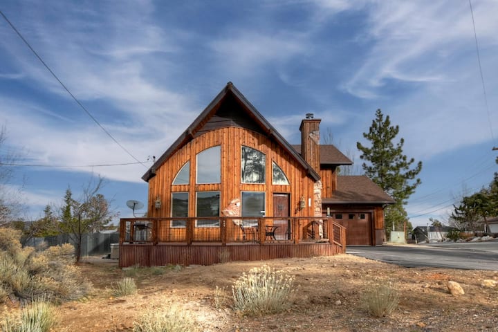 Howling Wolf Lodge By Destination Big Bear : Luxury! Views Of Bear Mountain! Hot Tub! Internet! Shuffleboard Table! - California