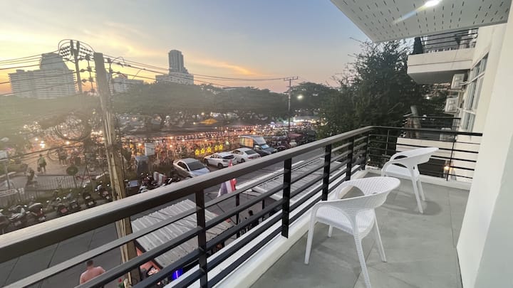 Spacious Living Near Beach & Night Market - Tayland