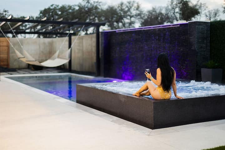 Luxury Frio River Escape With Fab Pool & Hot Tub - Concan, TX