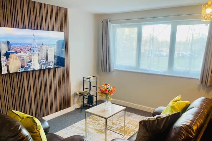 Corby- Split Level Apartment With 3 Bedrooms - Kettering