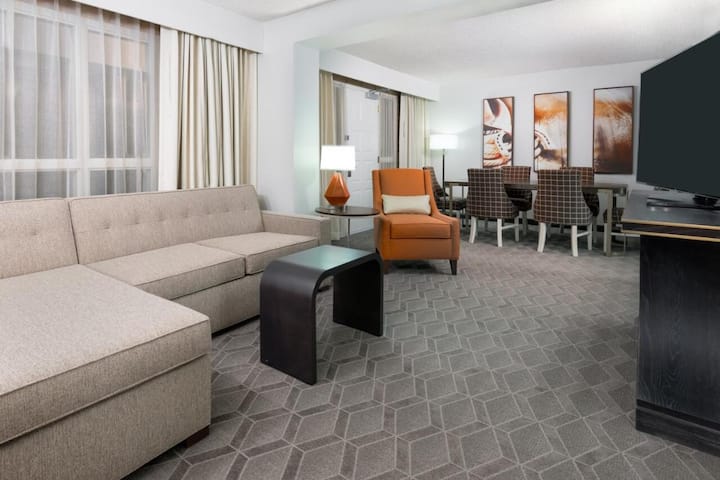 Get Ready For Blissful Getaway! 3 Units, Pool! - Dallas