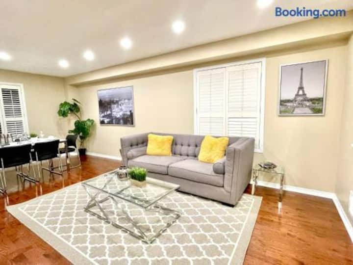 Maison Laurier: Modern 5b/3.5b Home Inc. Bsmt! - Aurora