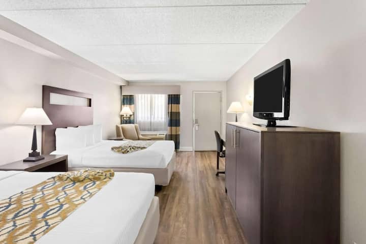 Charming Unit Near Riverwalk! Free Breakfast! - Naperville