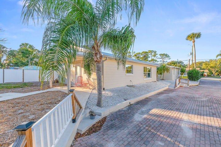 Pet Friendly 5br + 2 Kitchens + Sleeps 13 - Daytona Beach, FL