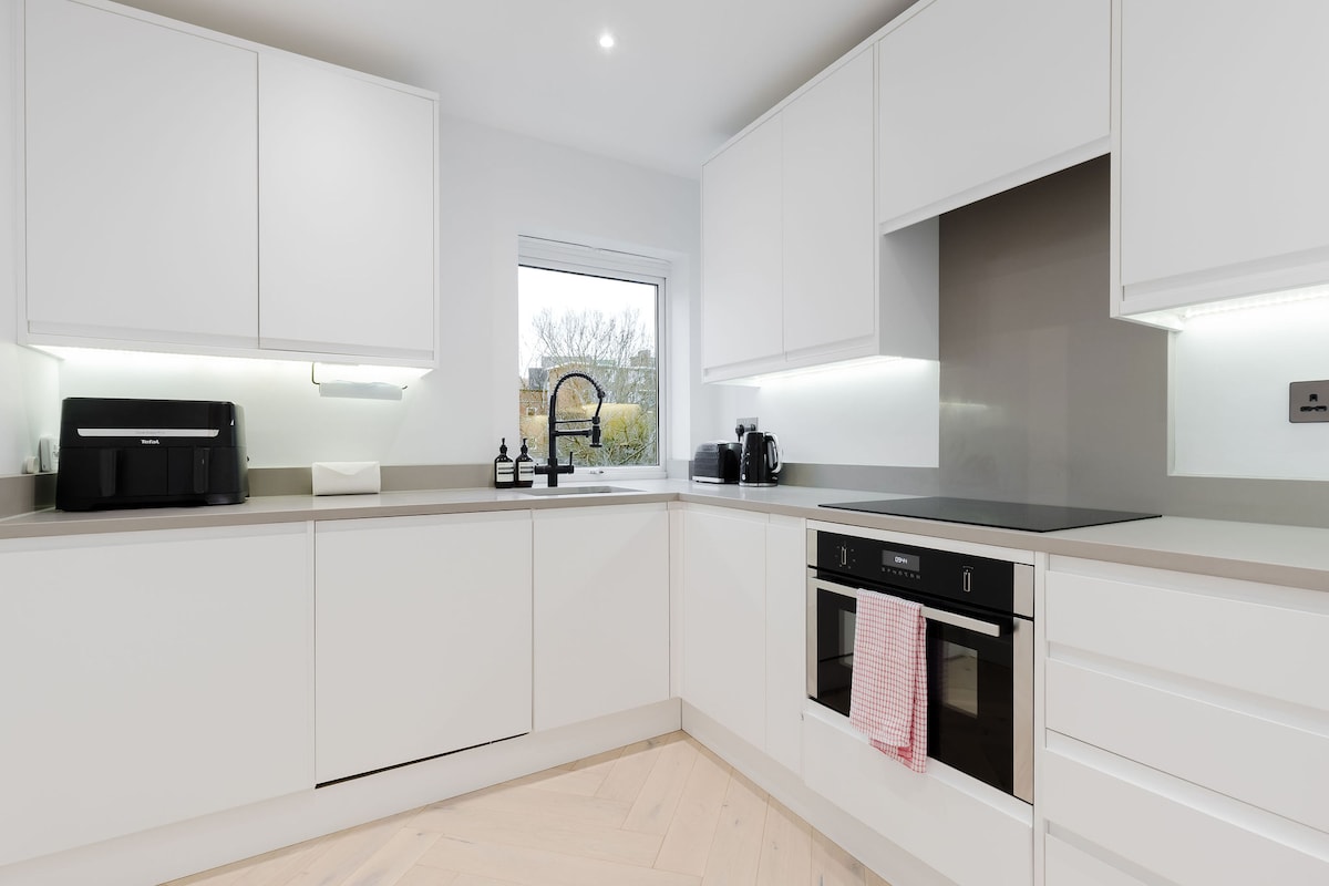 Sleek 2BD City Retreat in South West London - Flats for Rent in Greater ...