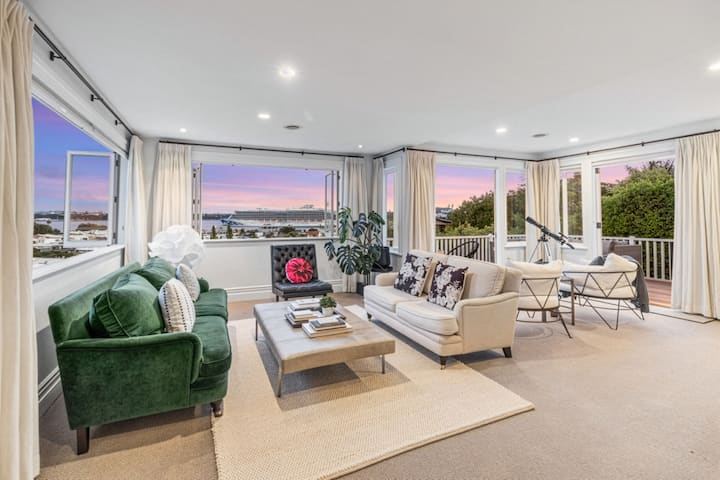 Sea View Villa W/ Spa | Walk To Beach & Village - Auckland