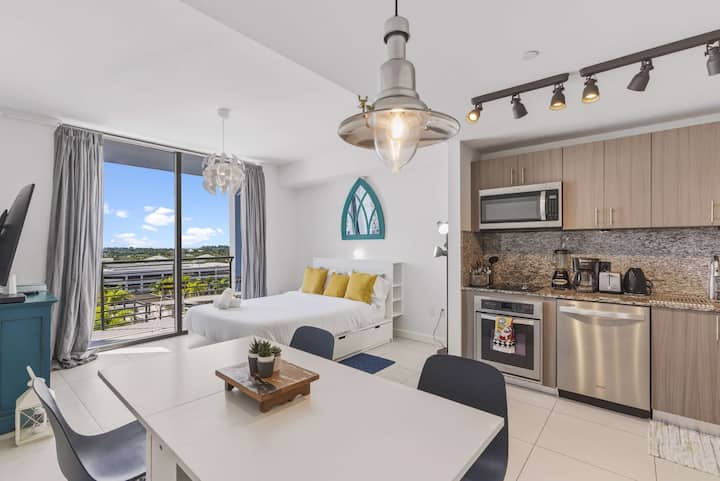 Studio In The Heart Of Downtown Doral | Pool - Doral, FL