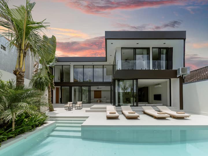 Lux 4br Indoor Living & Sunken Lounge In Seminyak - Bali