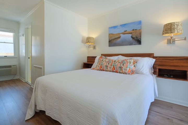'Sea Oat Suite' Bluff Shoal Motel - Room 1 - Ocracoke, NC