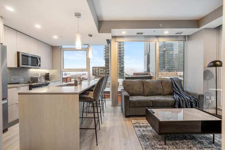 Luxury Escape, Sleeps 6, Ice District, Parking, Ac - Edmonton