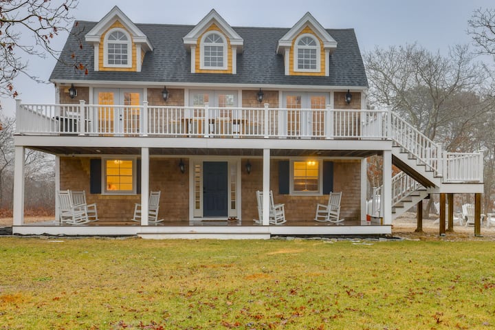 Easy Coast Access! Elevated Martha’s Vineyard Stay - Martha's Vineyard, MA