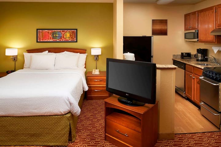 Relaxing Suite Perfect For Family Getaways - Farmington Hills, MI