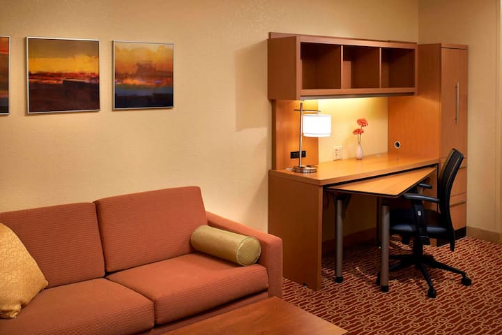 Two Br Suite Near Suburban Collection Showplace - Livonia, MI