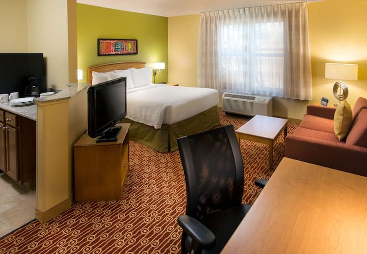 Well-equipped Suite For Business Travelers - Novi, MI