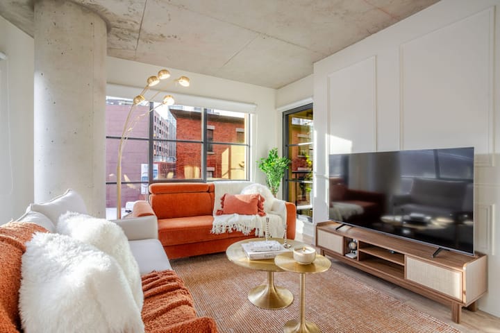 Rooftop Pool & Gym Retreat With Parking | Mtl - Montreal