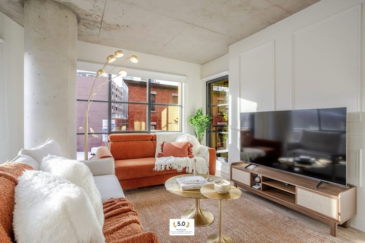 Rooftop Pool & Gym Retreat With Parking | Mtl - Boucherville