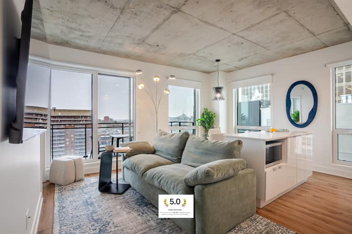 Urban Oasis With Parking - Laval