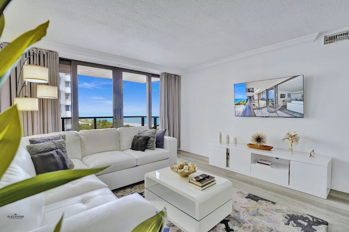 Relaxing Oceanview 2br Condo With Resort Perks - Miami Beach, FL