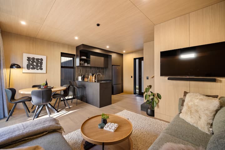 Aurora Five Mile Villa, Queenstown - With Parking - Queenstown