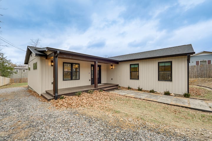 2 Mi To Lake Tomahawk Park! Quiet Escape W/ Deck - Black Mountain, NC