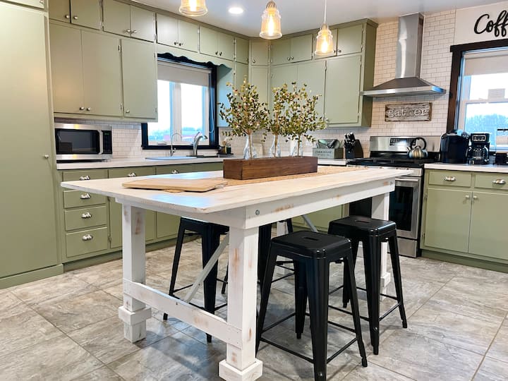 | Amish Country Getaway | Farm Views | Fire Pit | - Middlebury, IN