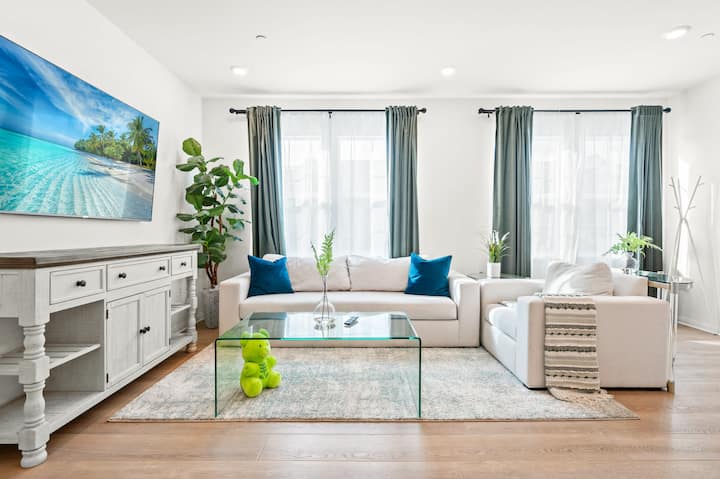 Near Ont Modern Designer Style Family Home - Eastvale, CA