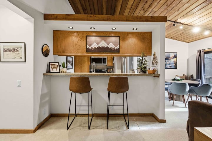 Ridge Retreat | Walk To Golf | Pool + Hot Tub - Sun Valley, ID