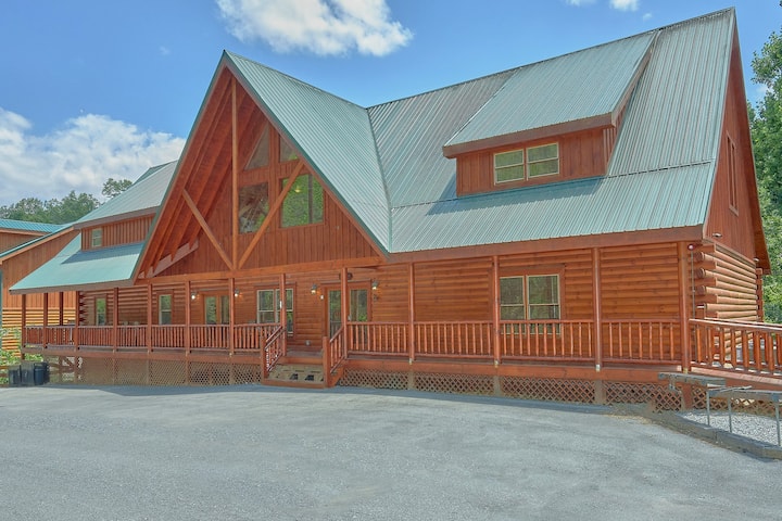 "The Big Lebowski" 11 Bedroom Cabin - Gatlinburg, TN
