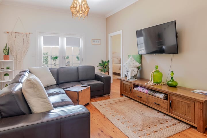 Beautiful On Bourke Street | Pet-friendly Home - Wagga Wagga