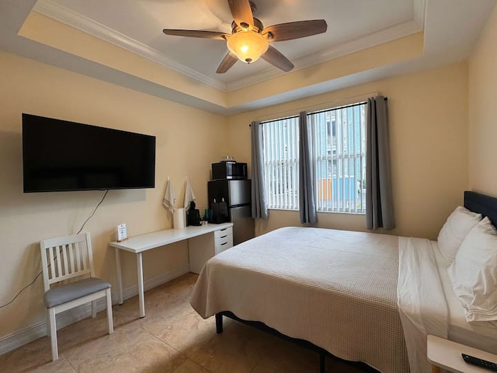 New Bonita Beach Getaway Queen Studio - Bonita Springs, FL