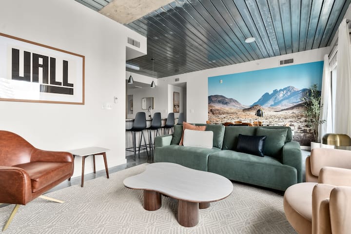 Lodgeur | Xl 2br W/ 3 Kings & Workspaces | Midtown - Houston