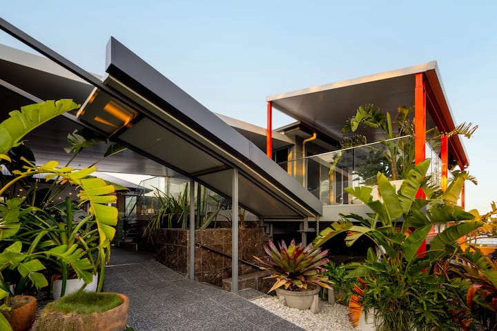 Striking Luxury Home With Garden & Bbq - Redcliffe