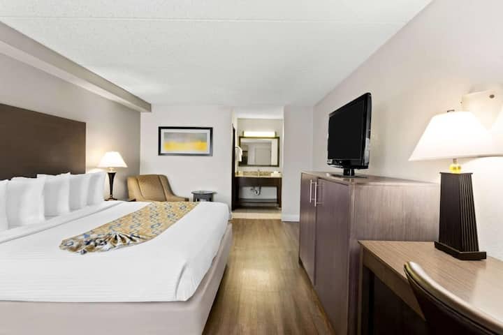 Pet-friendly Room, Easy Freeway Access + Breakfast - Naperville