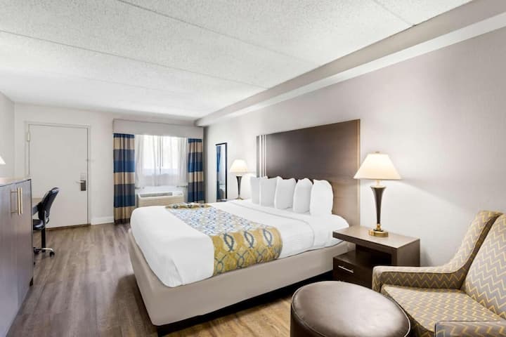 Comfortable King Stay W/ Gym Access & Parking! - Naperville
