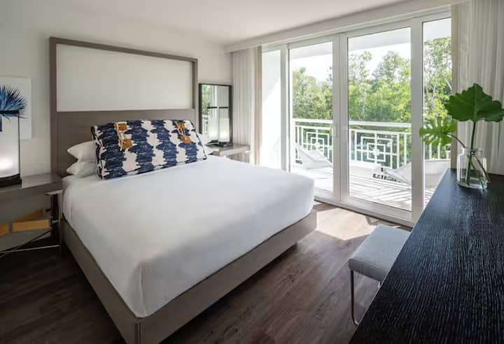 4 Island-style Junior Suite In Hammock Wing - Key Largo