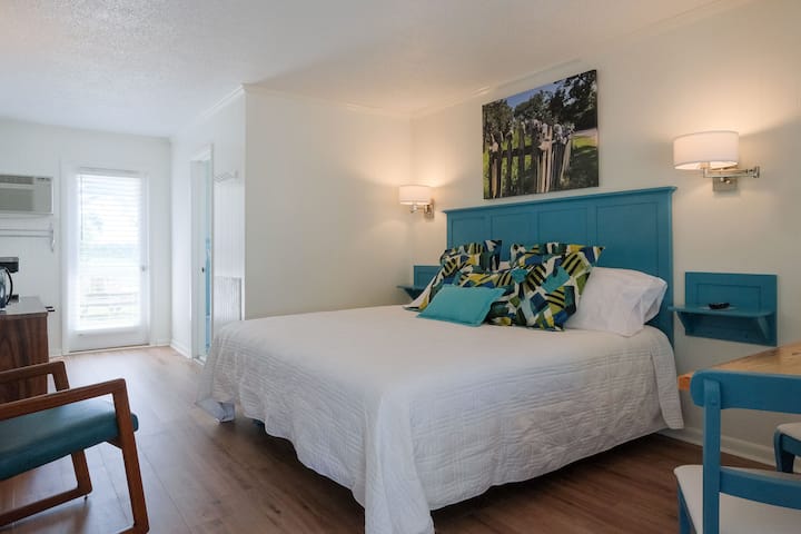 'Shelling Suite' Bluff Shoal Motel - Room 5 - Ocracoke, NC