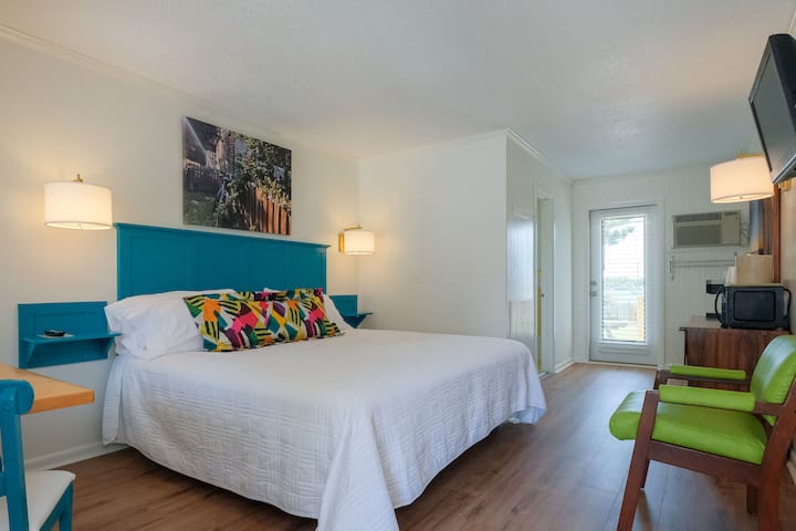 'Skipper Suite' Bluff Shoal Motel - Room 6 - Ocracoke, NC