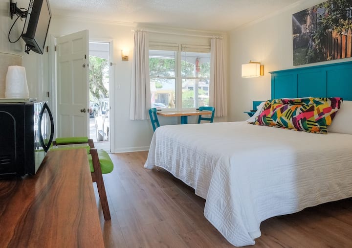 'Skipper Suite' Bluff Shoals Motel - Room 6 - Ocracoke, NC