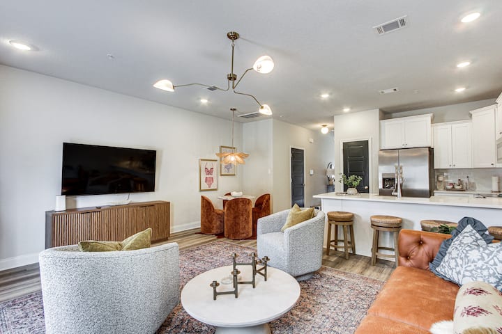 Walk To Biloxi Beach Fun! Chic & Updated Townhome - Biloxi, MS