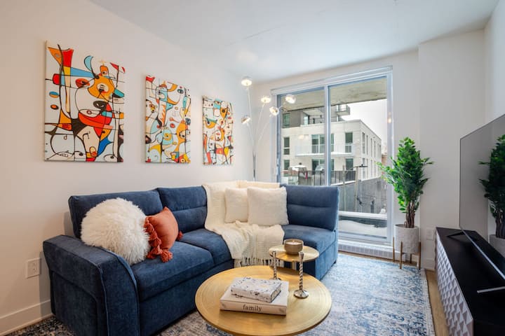 Downtown Mt | Pool, Gym & Parking - 