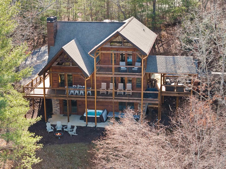 Stunning Views! Sleeps 10 - Hot Tub - 2 Fireplaces - Blue Ridge, GA