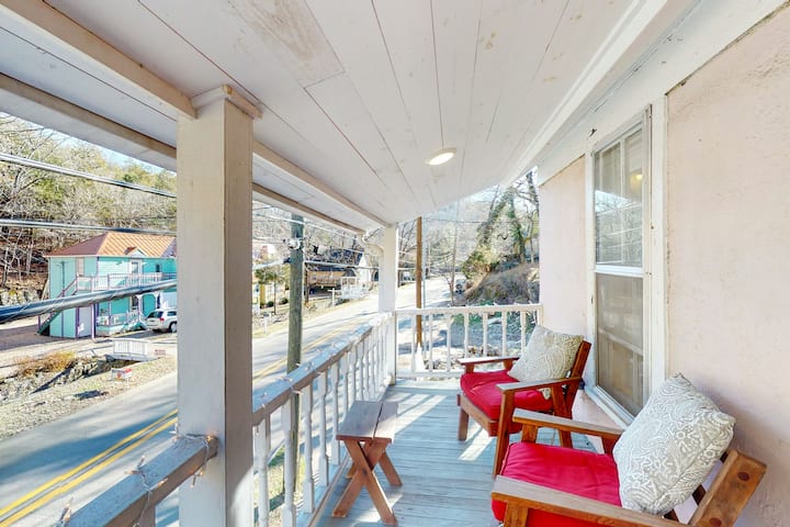 Dog Friendly 1br Pink House On Main W/ Balcony - 유레카 스프링스