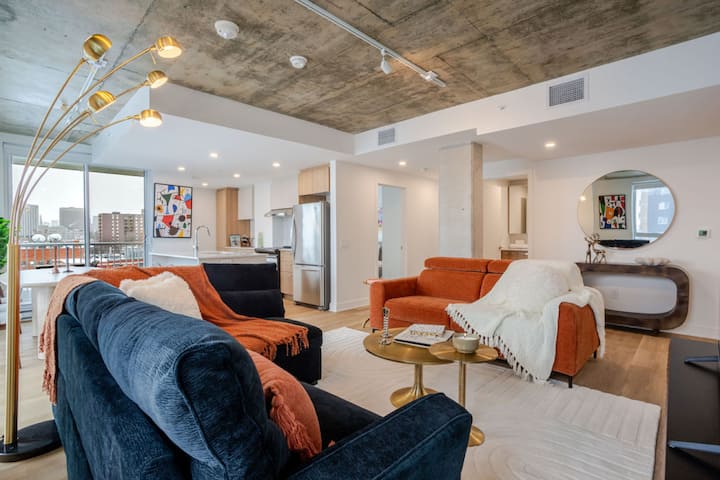 Stylish Urban Condo With Pool & Ev Charger - Montreal