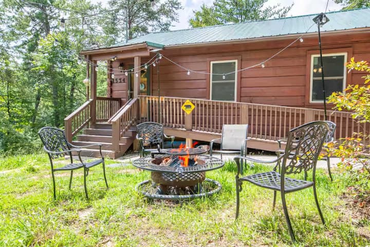 Peaceful Cabin, Sleeps 5・hot Tub・fireplace・firepit - Pigeon Forge, TN