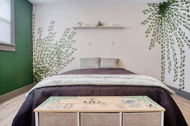 Cozy Windsor Park Stay – 1br/1ba  + Workspace - Indianapolis, IN
