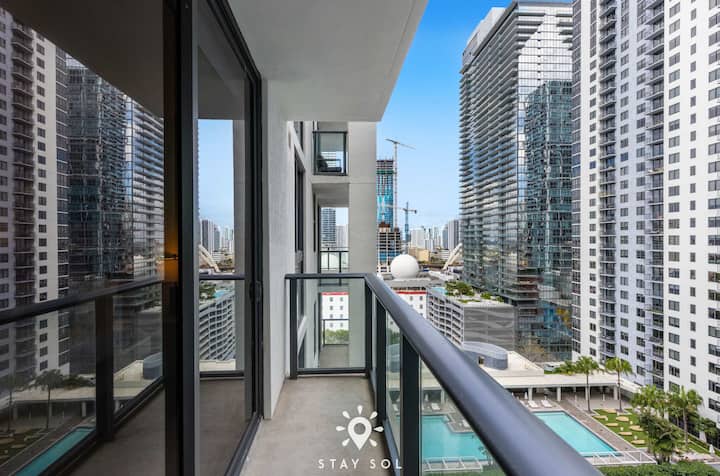 Downtown Retreat Pools Spa & Lounges Miami - Miami, FL