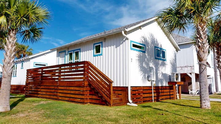 Old Town Port A , Pet Friendly, Golf Cart Access - Port Aransas, TX