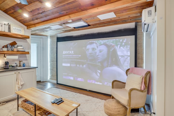 Sleek Studio W/ Projector - Near Texas Tech! - Lubbock, TX