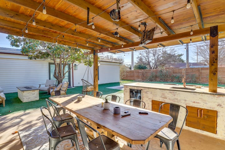 1 Mi To Texas Tech: Group Getaway W/ Pool & Sauna! - Lubbock, TX