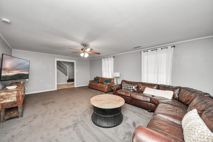 Two-houses Event-friendly Property W/ Pool - The Woodlands, TX